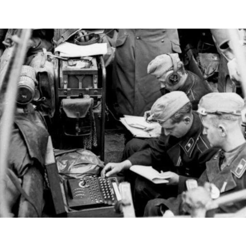 German Command Vehicle Crew (1939-1942) (4 figures) (100% ne... 1:35